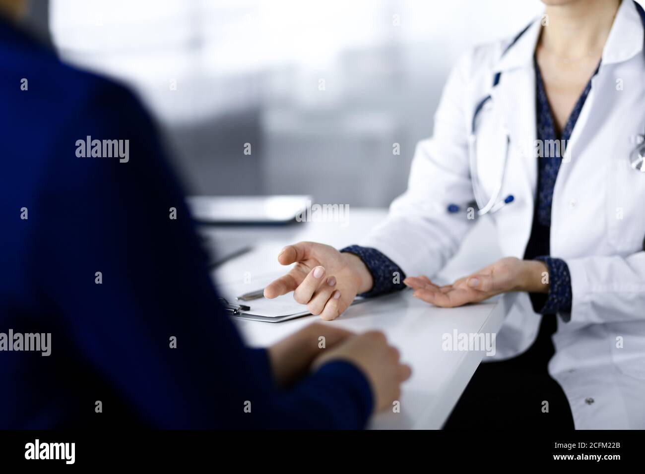 Une femme-médecin inconnue parle à sa patiente de son diagnostic, tout ...