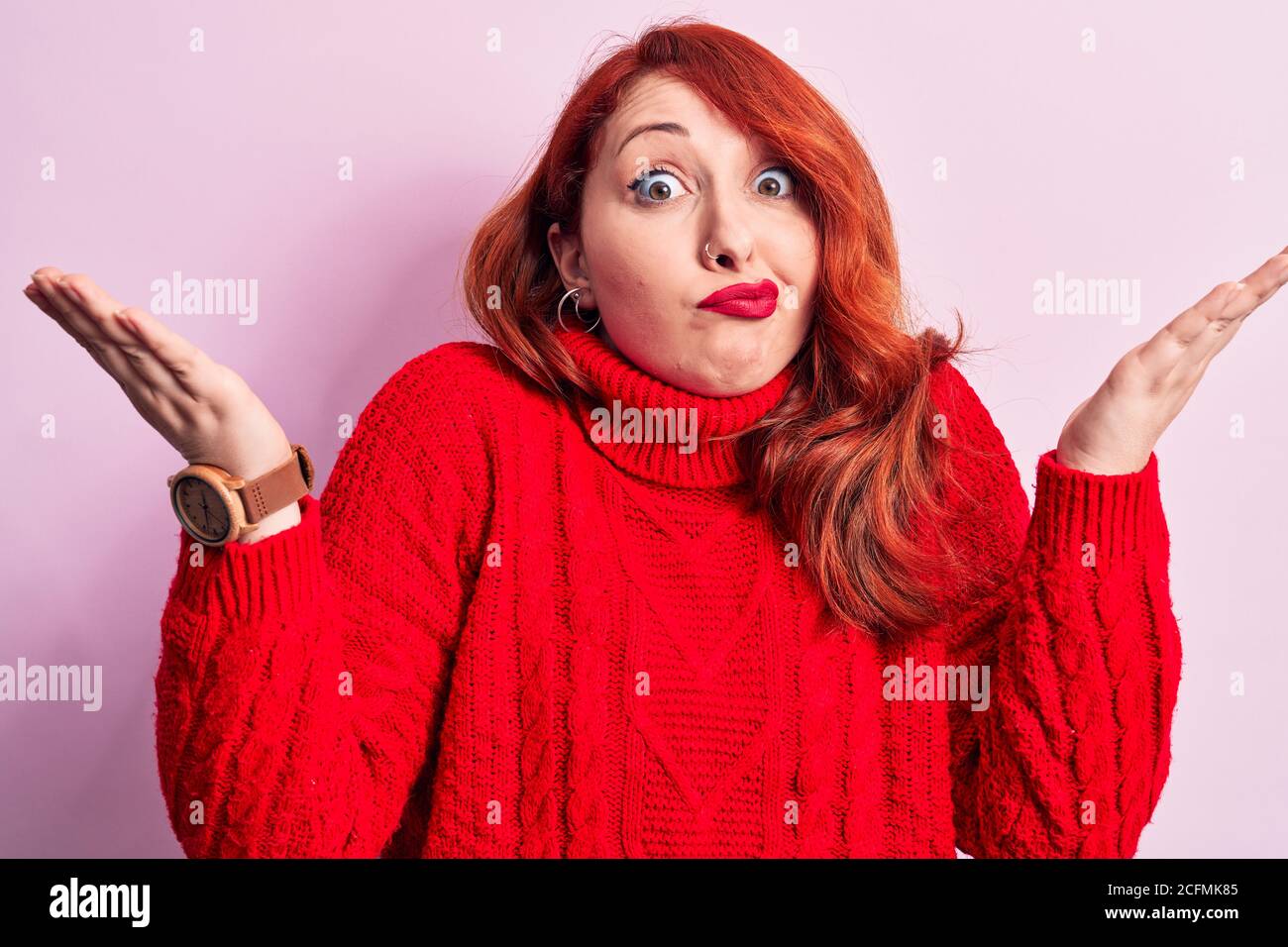 Jeune belle femme à tête rouge portant rouge décontracté chandail à col ...
