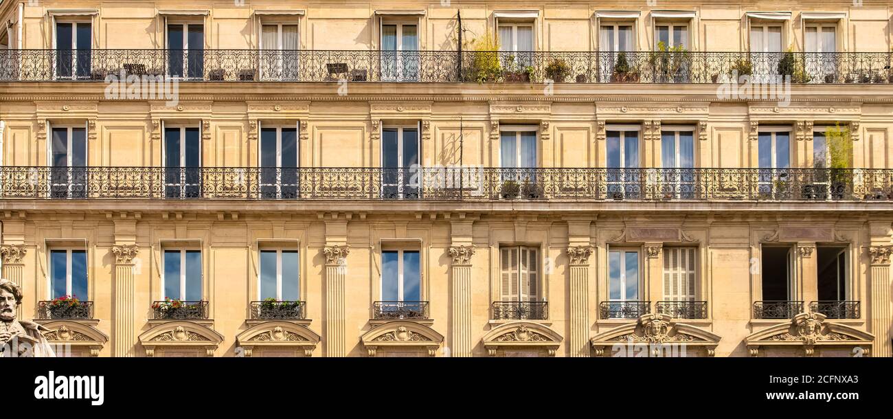 Paris, façades et rue typiques, beaux bâtiments de Montmartre Photo ...