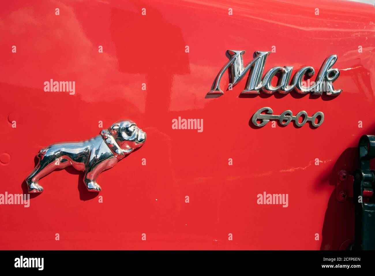 Emblème de capot de camion Mack des années 1960 Photo Stock - Alamy