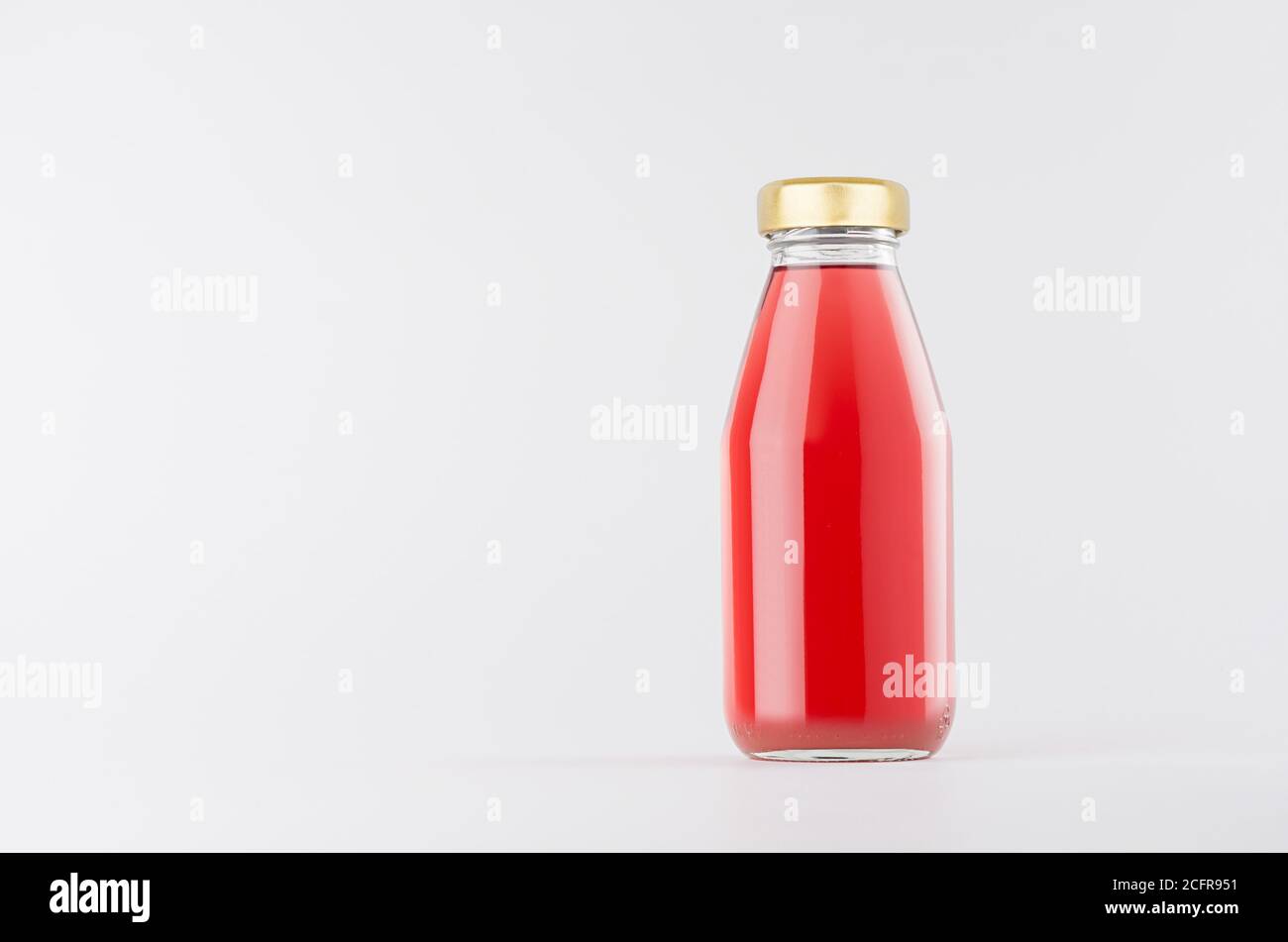 Jus de fraise rose en bouteille de verre avec capuchon doré maquette ...