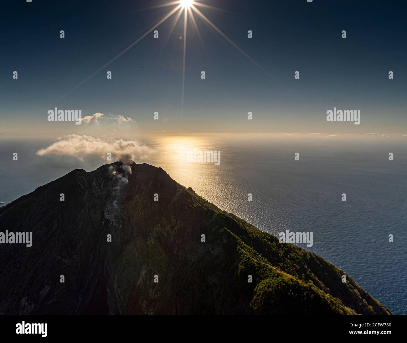 L'odeur de soufre du volcan actif Batu Tara Sur l'île indonésienne de ...