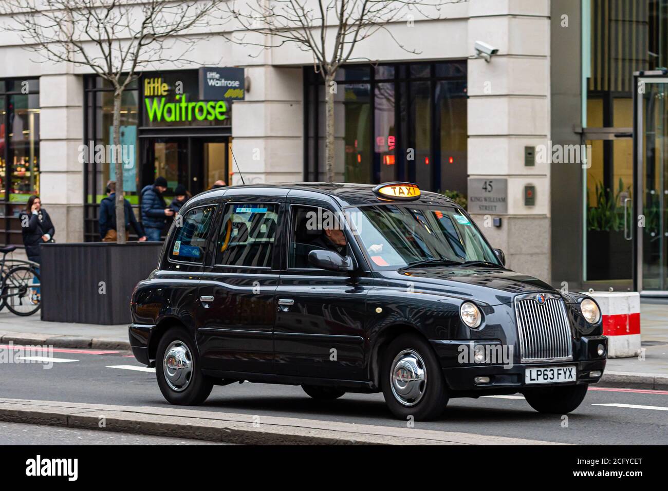 The typical london black taxi car in Banque de photographies et d ...
