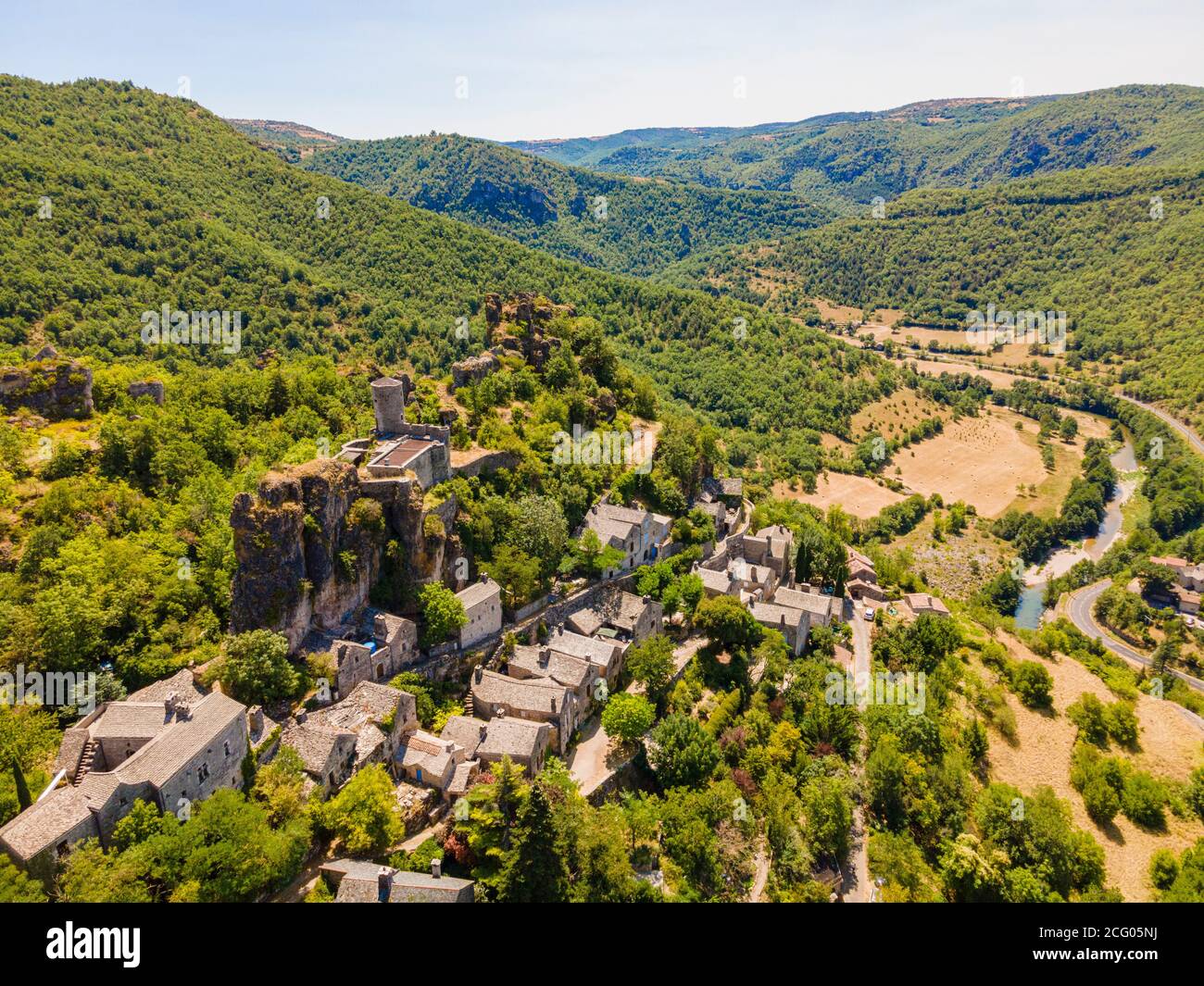 France, Aveyron, Gorges de la Dourbie, village perché de Saint-Veran ...