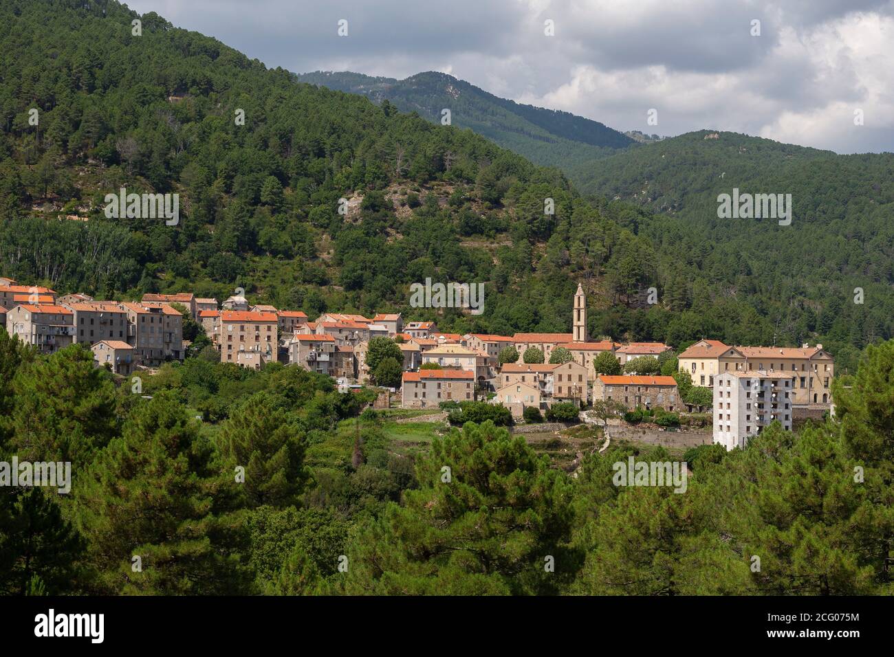 Ghisoni village Banque de photographies et d’images à haute résolution ...