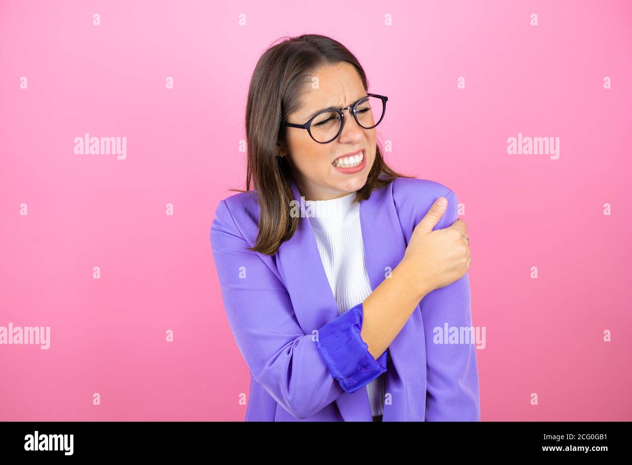 Jeune belle femme d'affaires sur fond rose isolé avec douleur sur son ...
