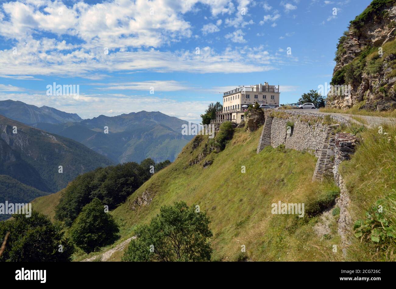 La route menant au sommet du col de l'Aubisque (col d'Aubisque) dans la ...