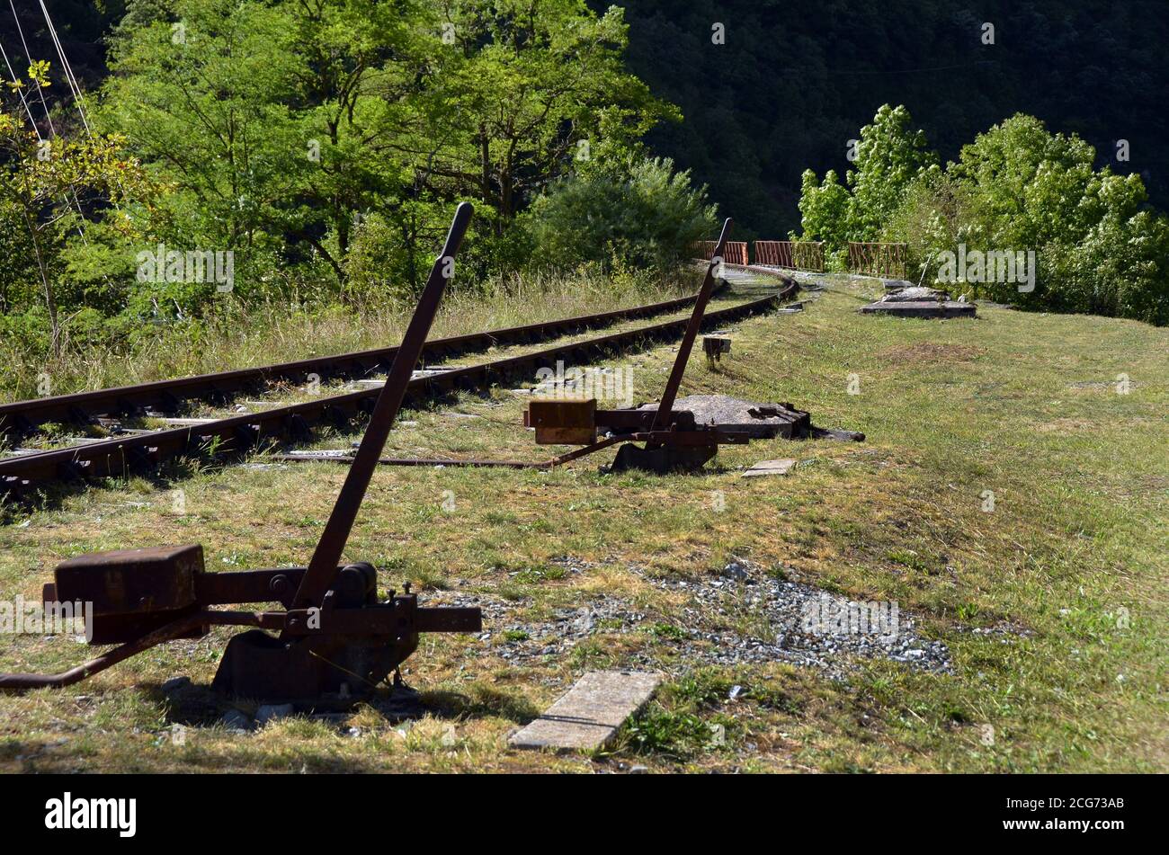La gare abandonnée d'Urdos dans la montagne des Pyrénées. Cette ligne ...