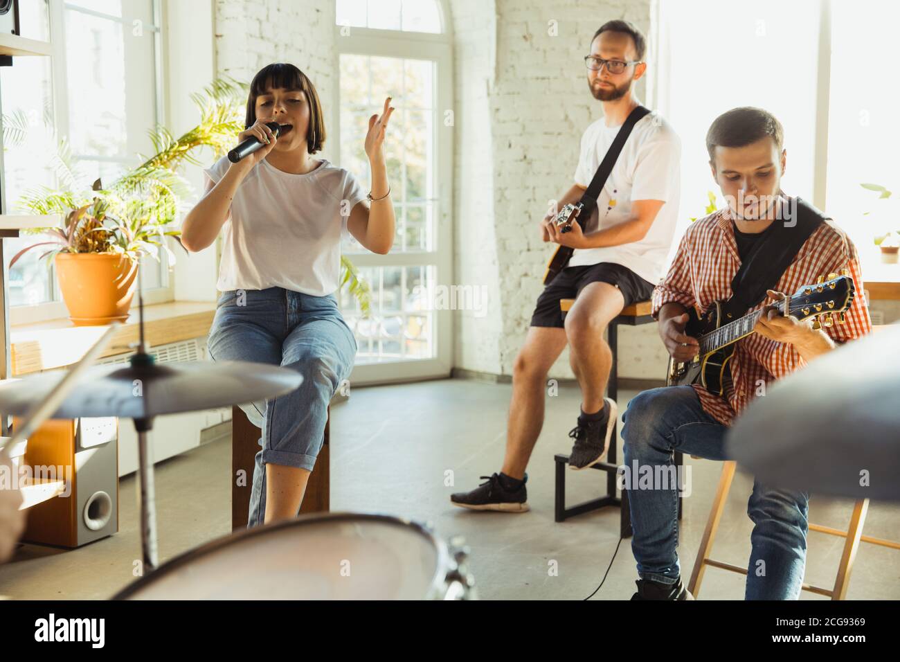 Rythme. Le groupe de musiciens s'est rassemblé sur le lieu de travail ...
