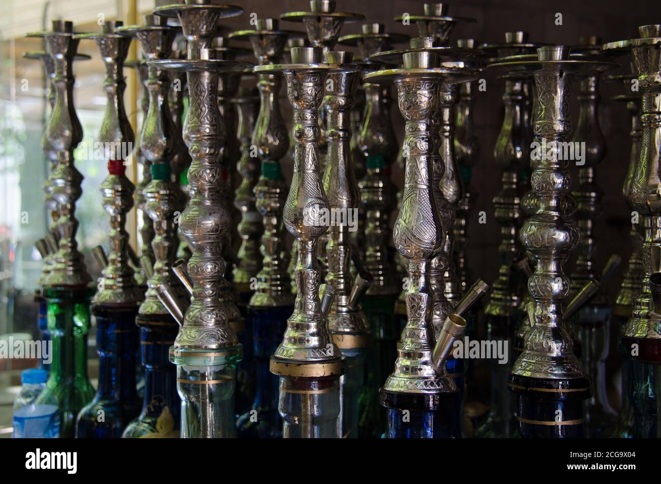 Le narguilé est un instrument à tige simple ou multiple pour chauffer ...