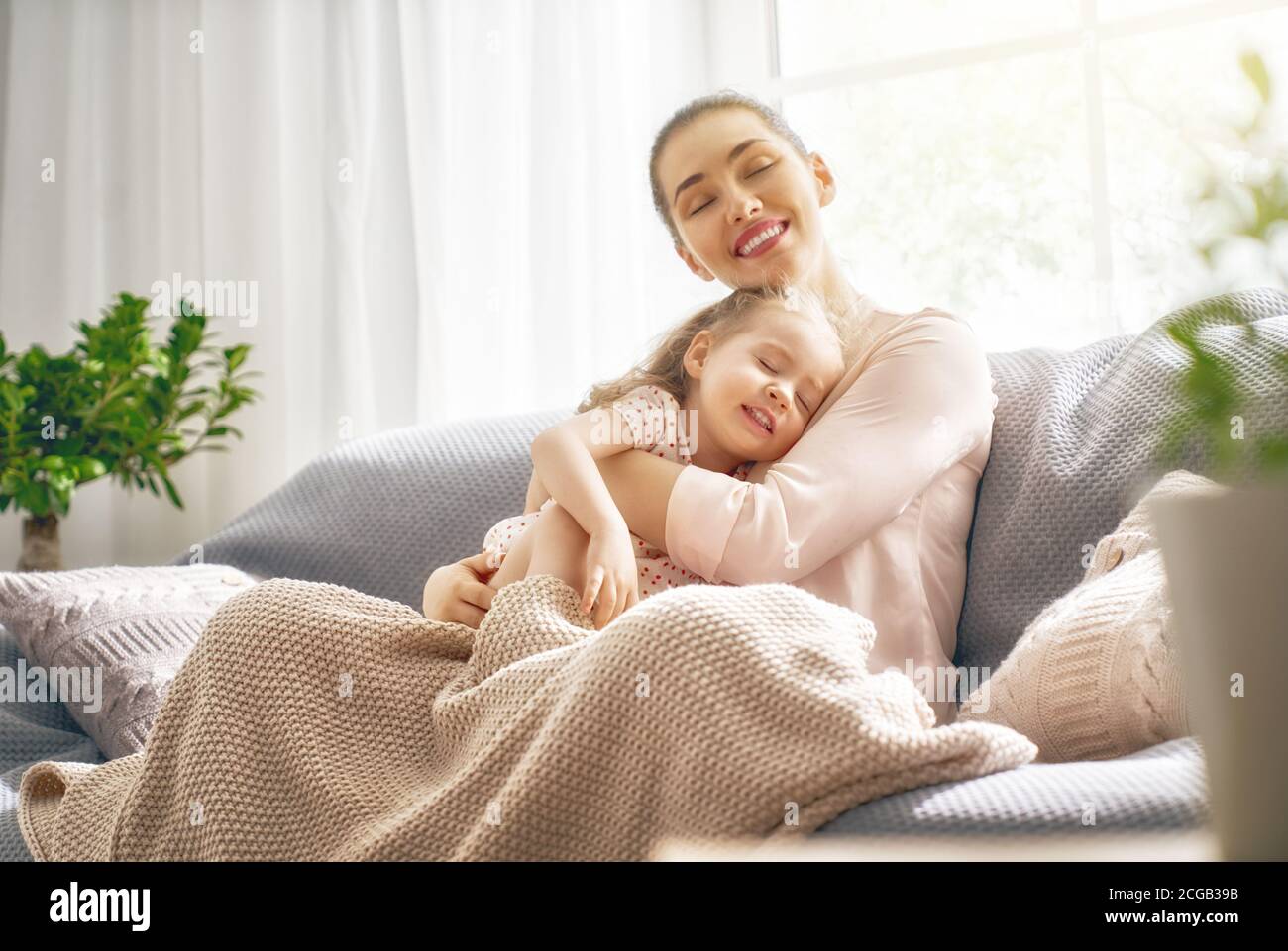 Bonne fête des mères ! Maman et sa fille fille fille fille jouent, sourient et embrasent ...
