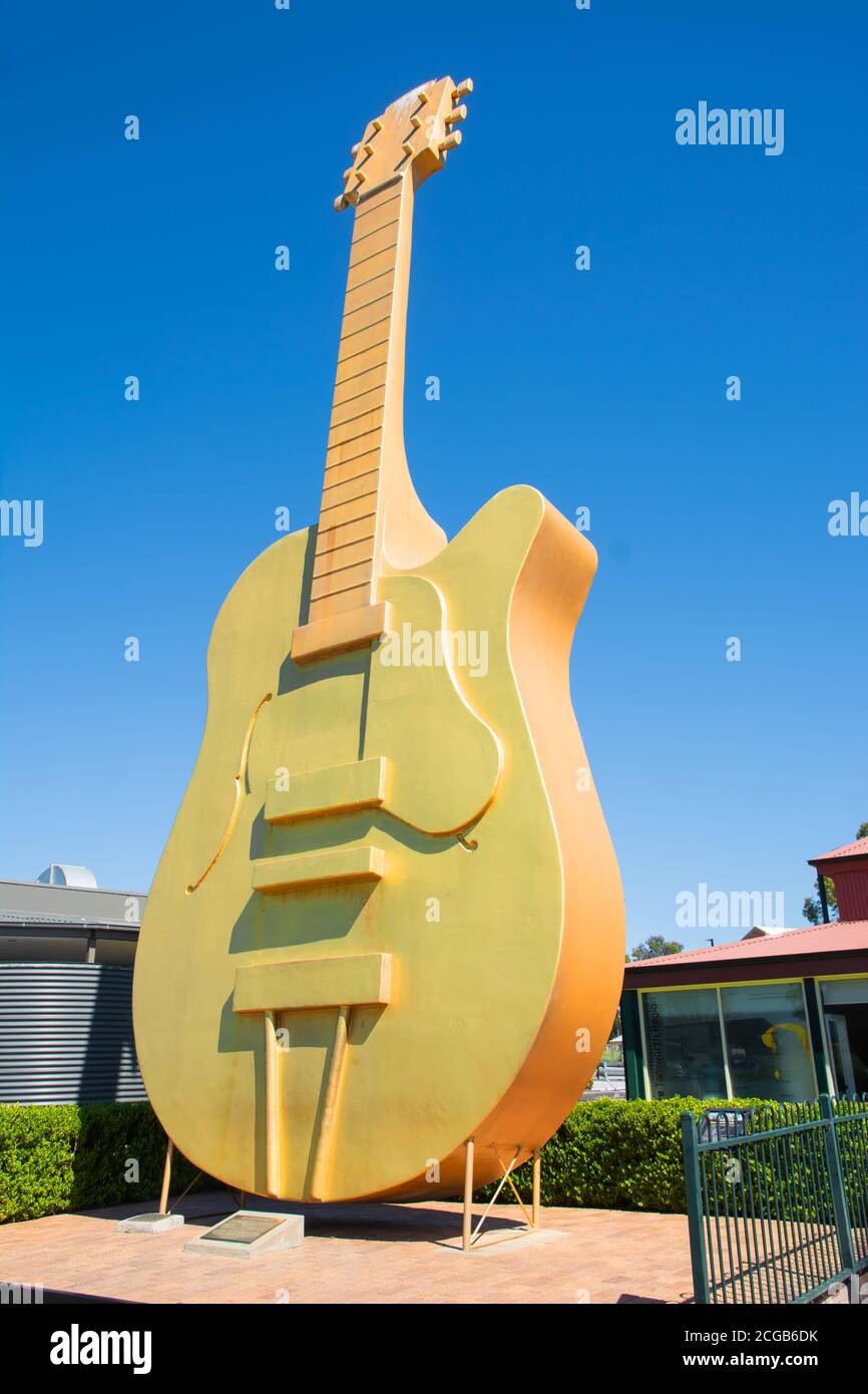Golden guitar Banque de photographies et d’images à haute résolution ...