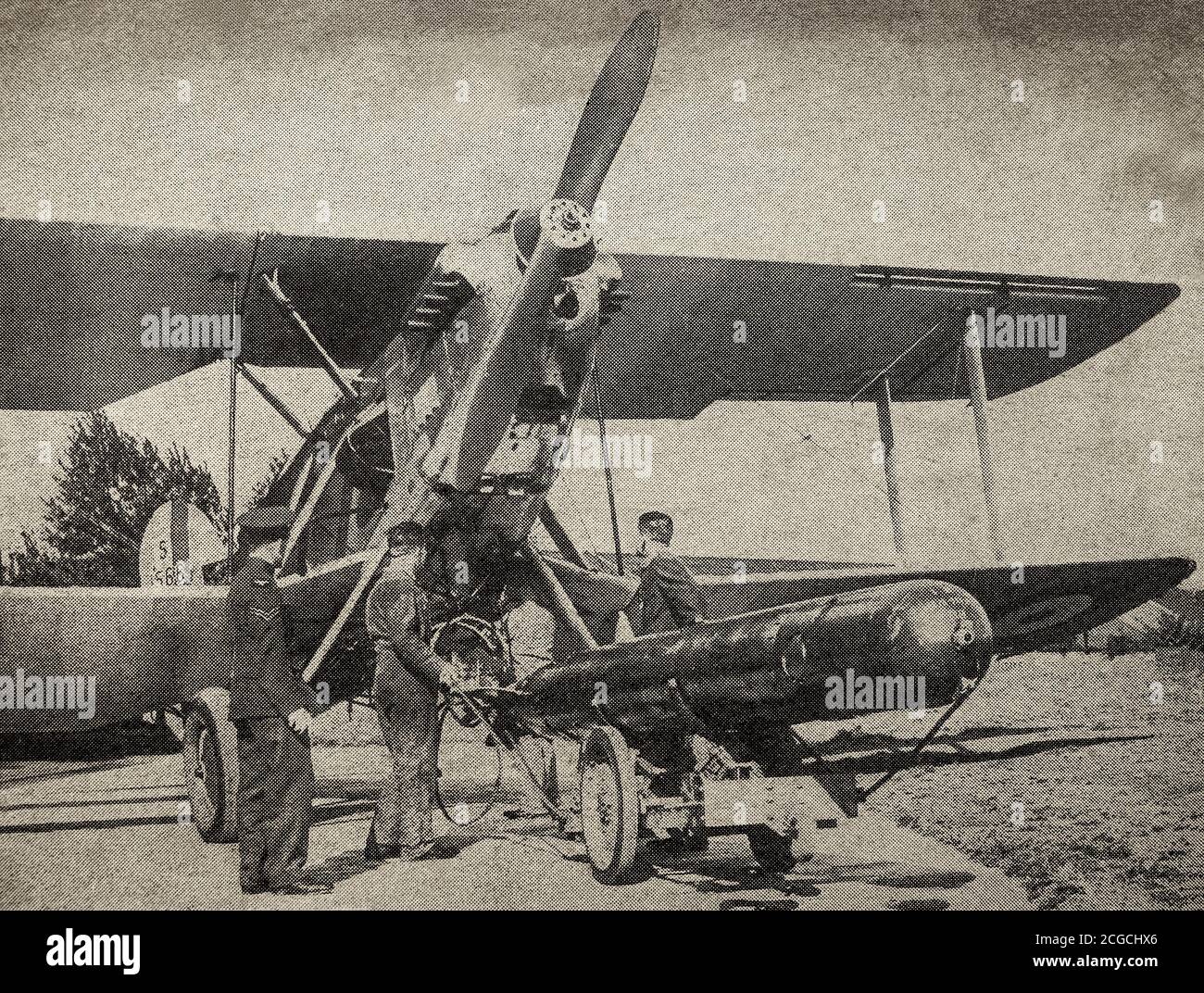 Une découpe de journal montrant un Blackburn Ripon chargé d'une ...