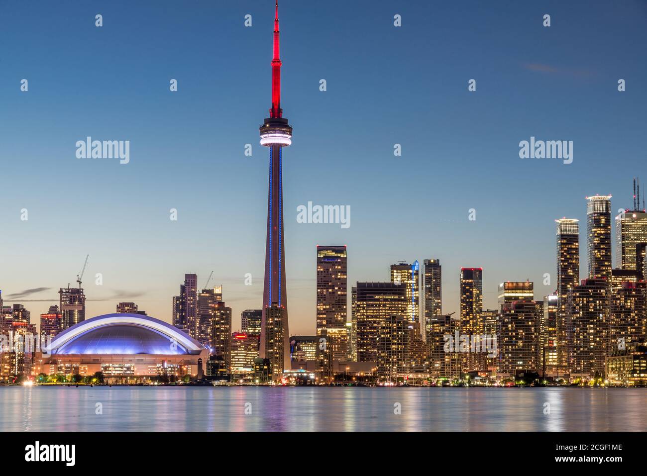 Une photographie de l'horizon de Toronto au coucher du soleil. Montrant ...