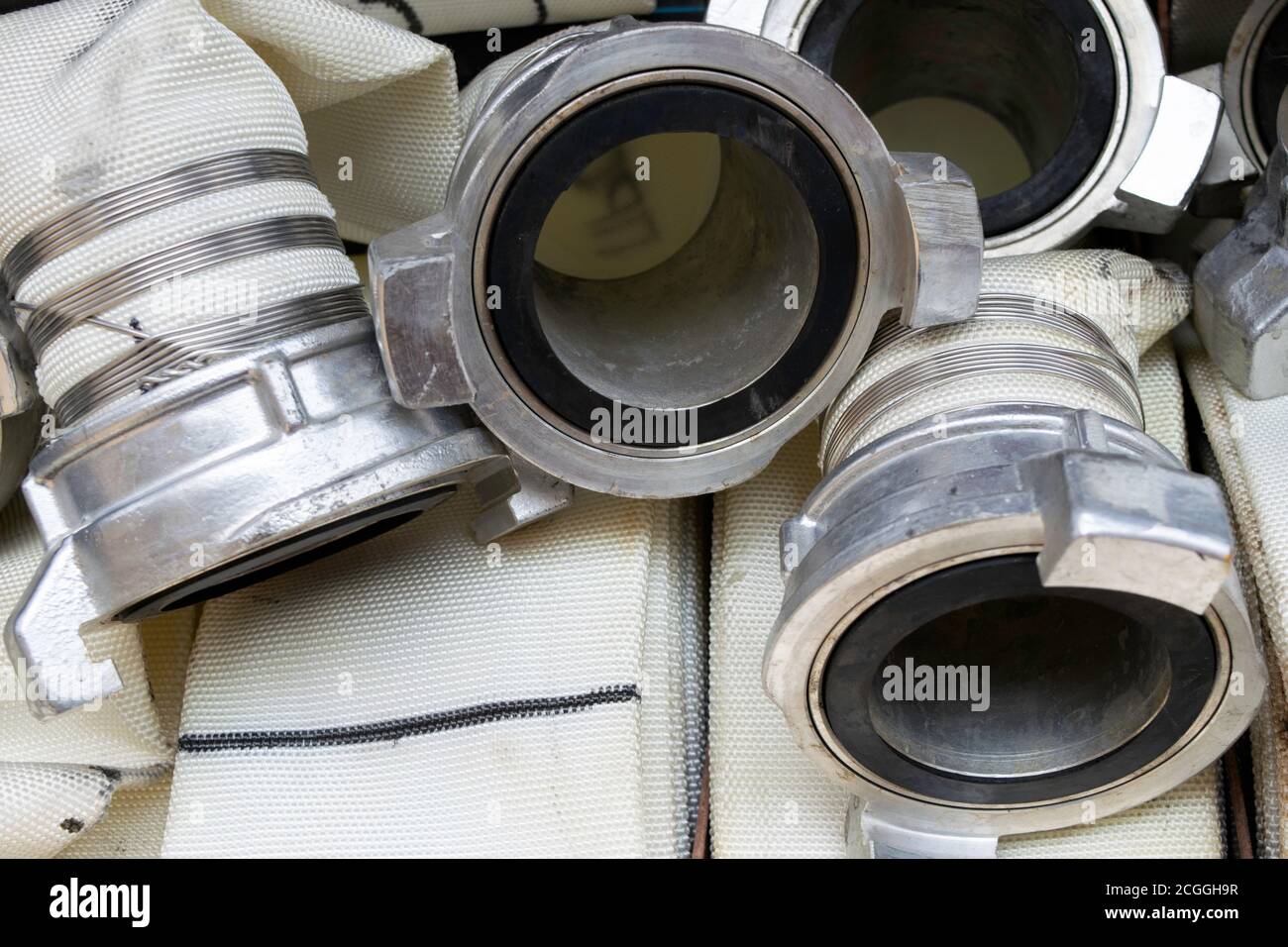 les tuyaux d'incendie se trouvent dans le compartiment du camion d ...