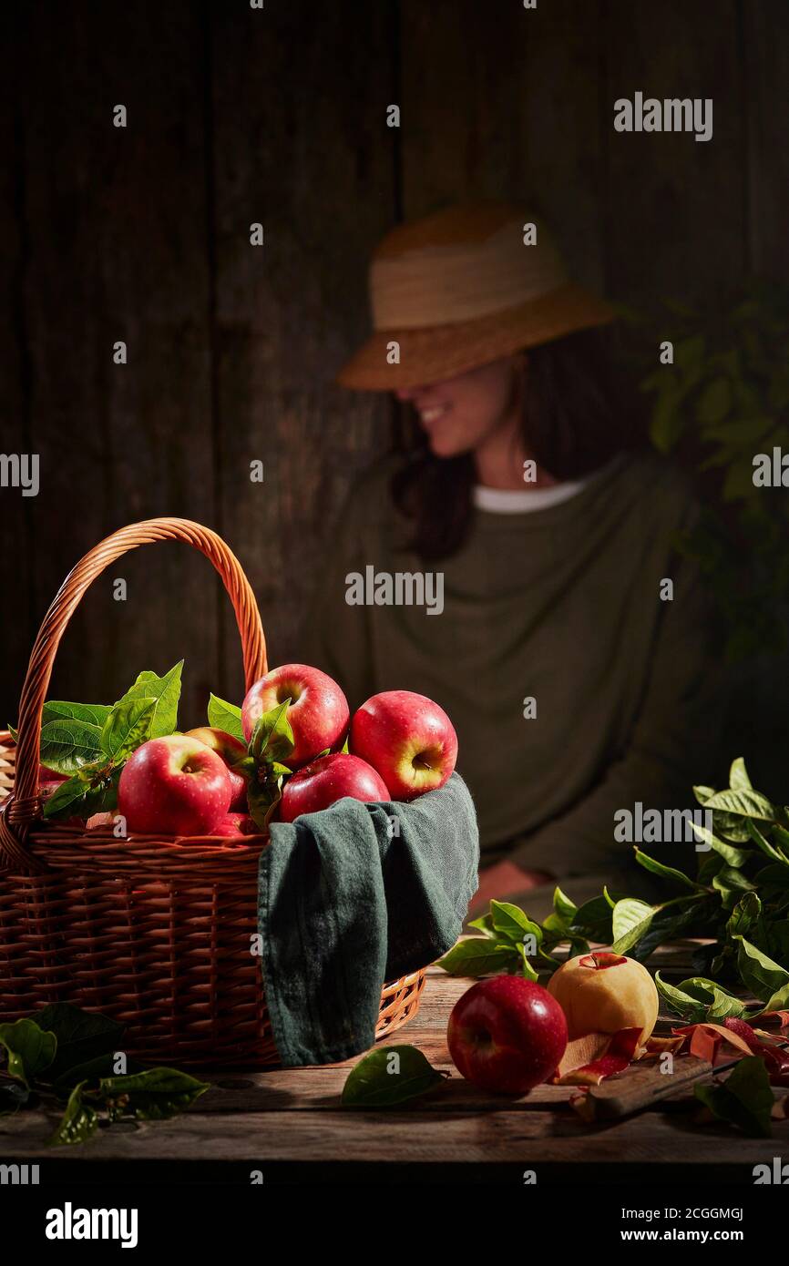 Nature morte avec panier de pommes Banque de photographies et d’images ...