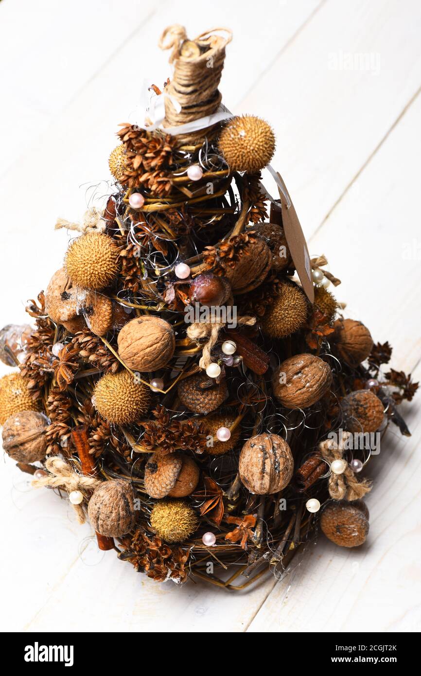 Modèle d'arbre de Noël en branches de raisin. Sapin décoré de noix, d ...