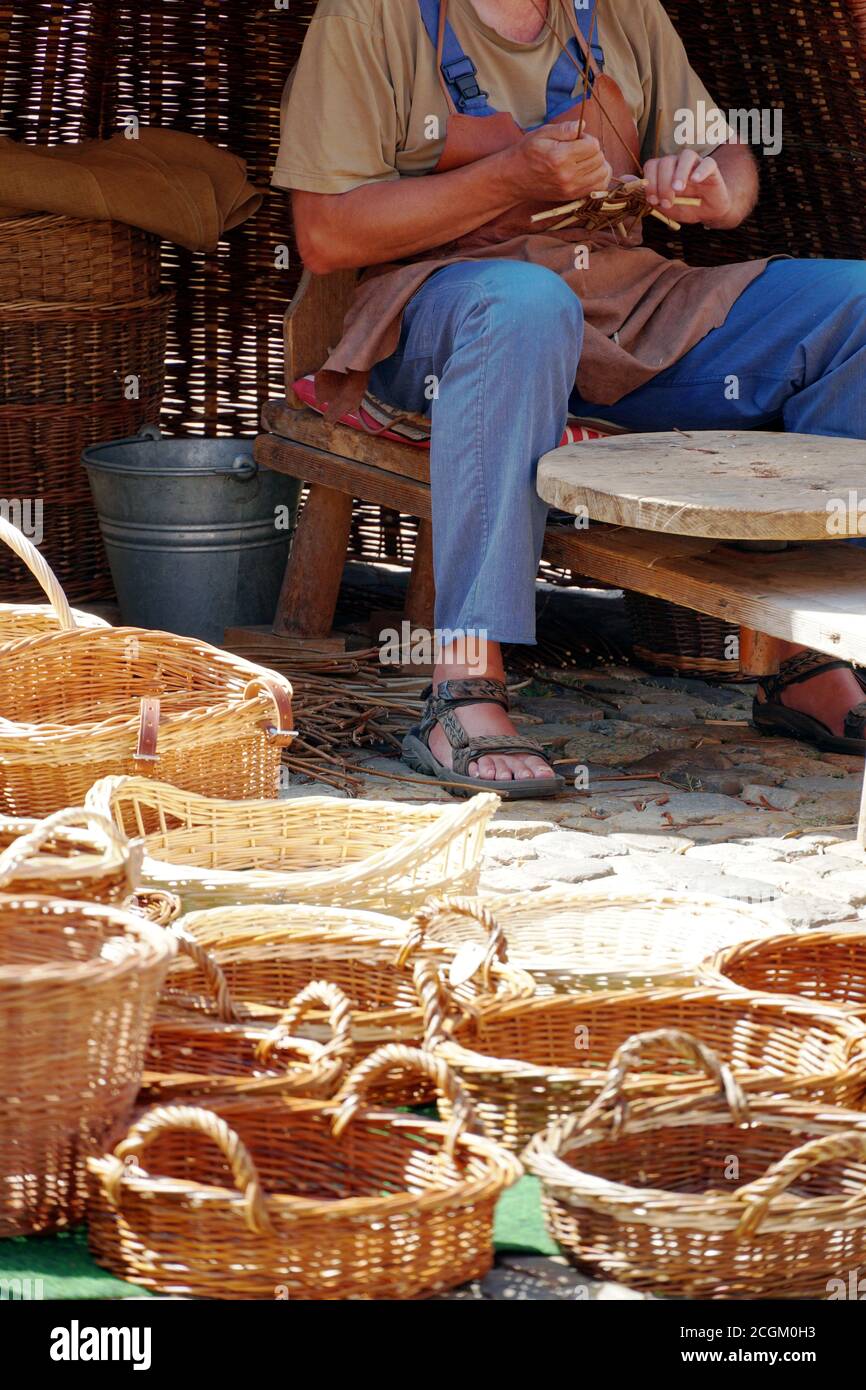 Construction de paniers en osier Banque de photographies et d’images à ...