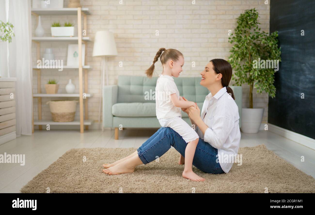 Bonne fête des mères ! Maman et sa fille fille fille fille jouent, sourient et embrasent ...