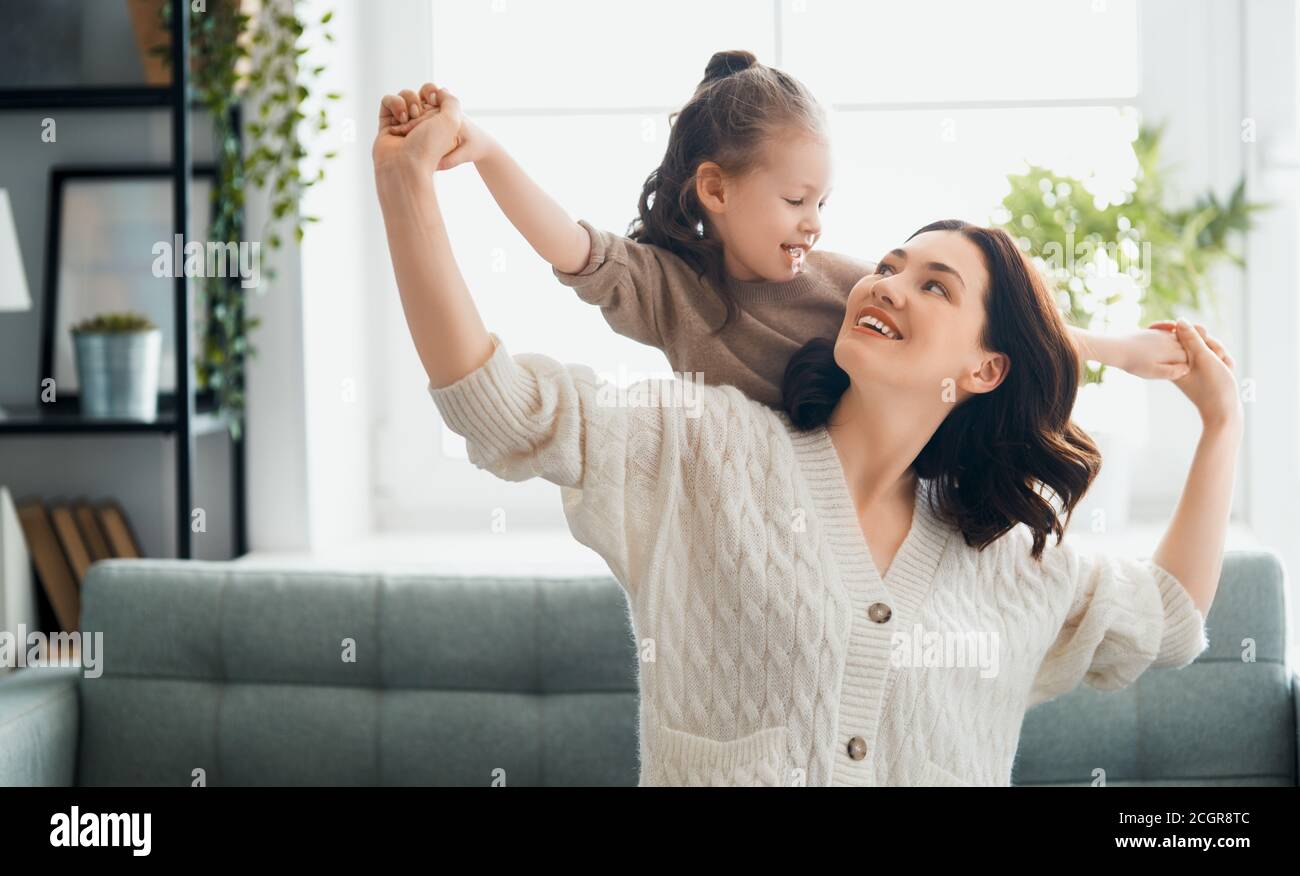 Bonne fête des mères ! Maman et sa fille fille fille fille jouent, sourient et embrasent ...