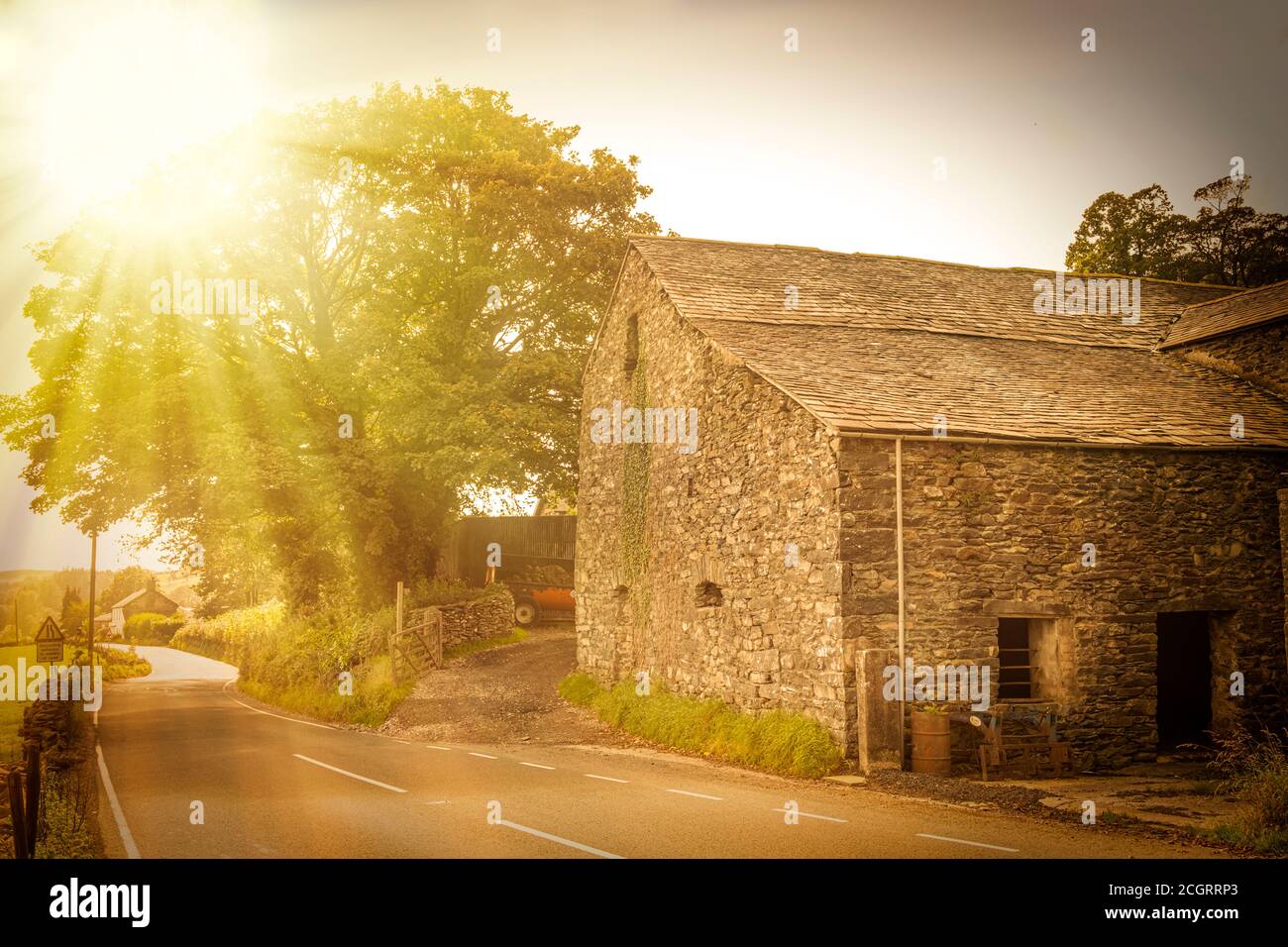 La route principale à travers la vallée de Crake passe devant les ...