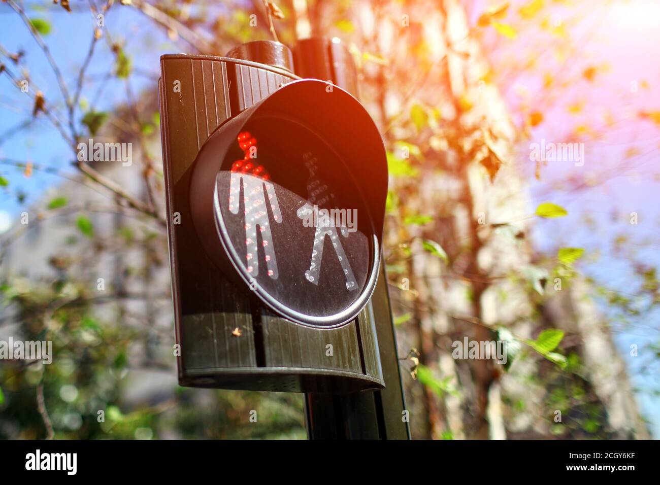 Feux de circulation pour piétons. Feu rouge de circulation debout avec ...