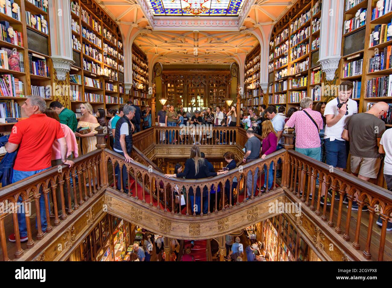 Intérieur de la librairie Lello, l'une des plus belles librairies du ...