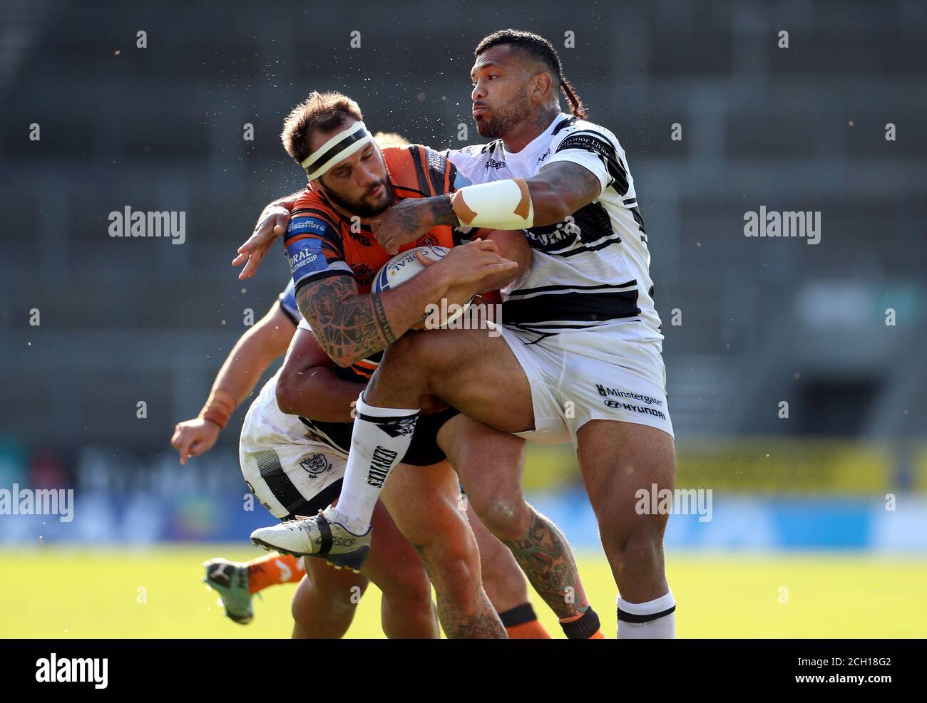 Le George Griffin de Castleford Tigers est attaqué par Manu Ma'u du FC ...