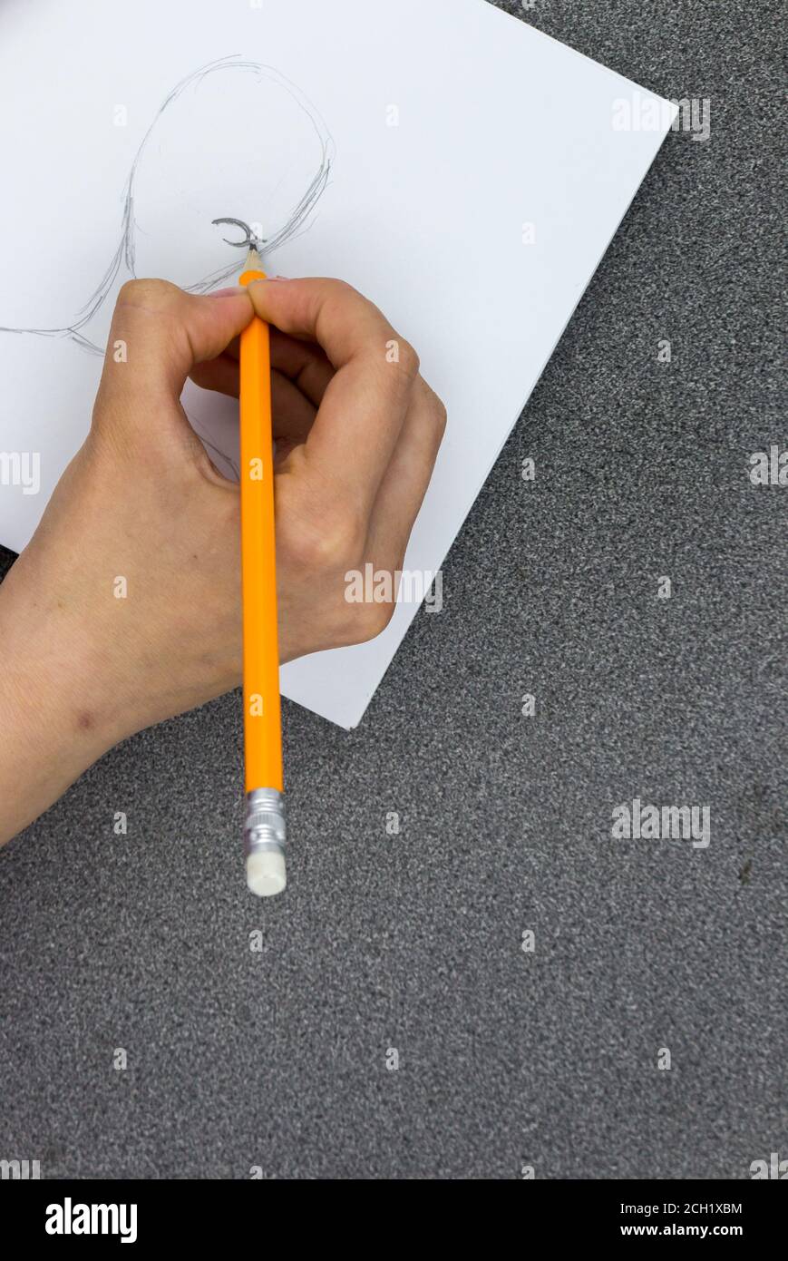 La main de l'artiste avec un crayon, dessin d'un portrait Photo Stock ...