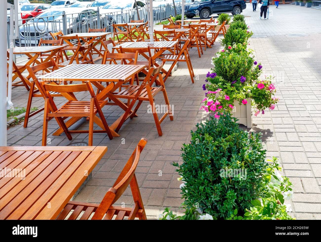 Le mobilier en bois du café de rue est déserté avec la toile de fond du ...