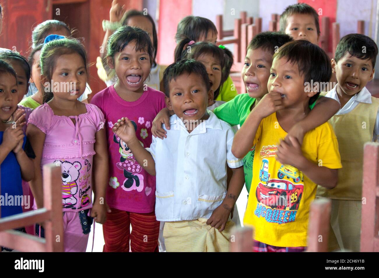 Enfants d amazonie Banque de photographies et d’images à haute ...