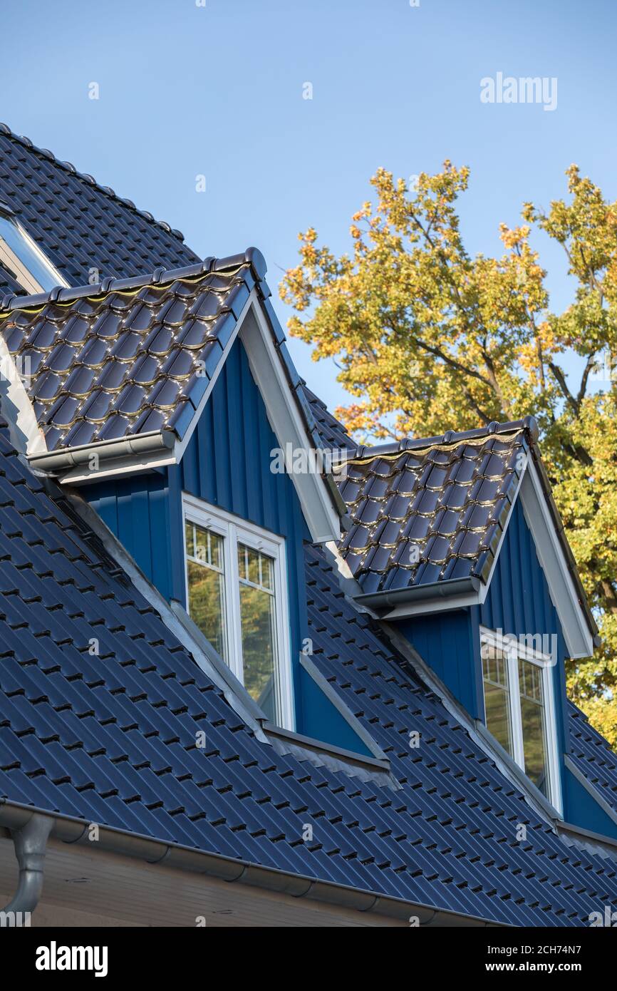 Toit bleu Banque de photographies et d’images à haute résolution - Alamy