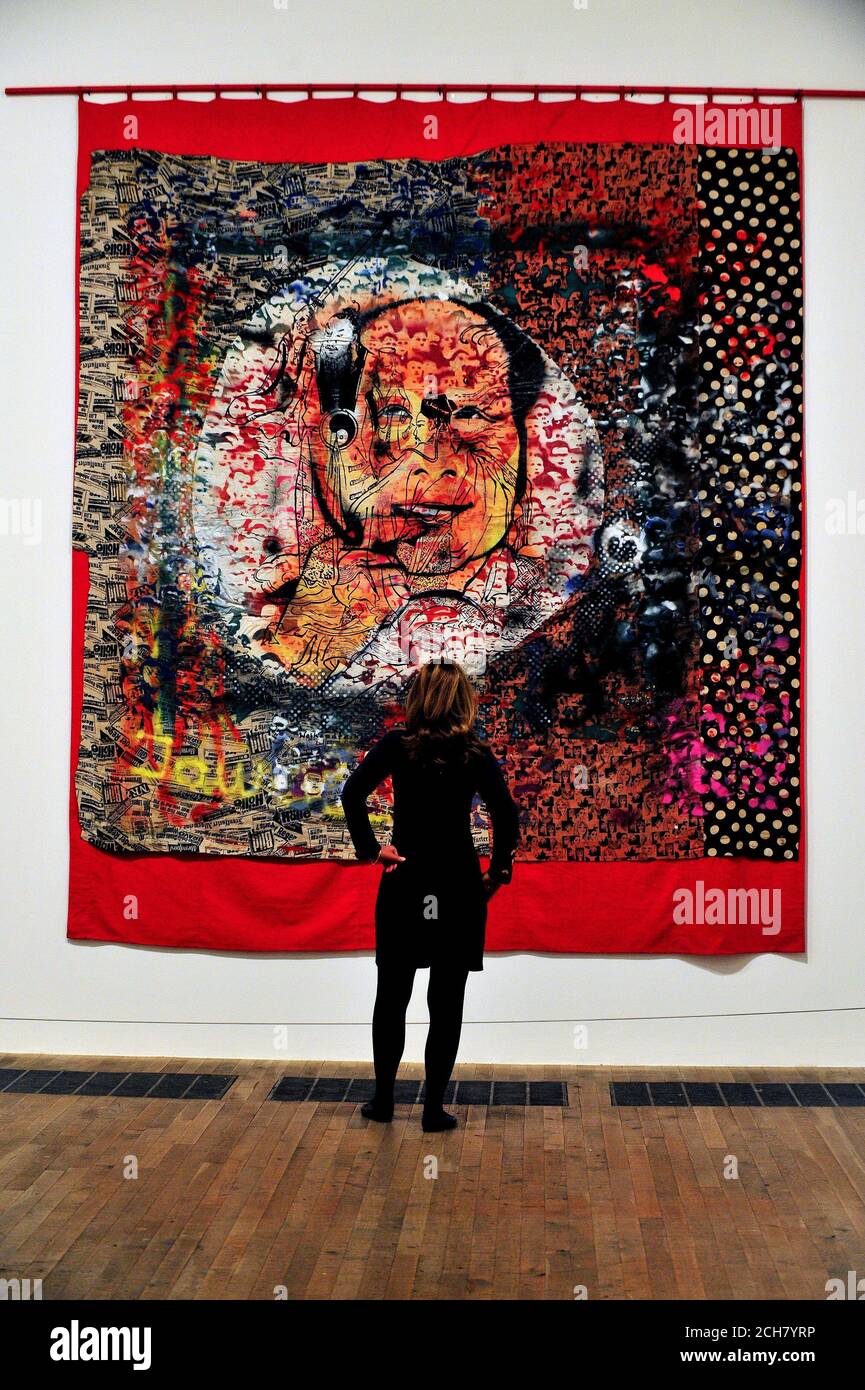 Ruth Finlay, membre du personnel de Tate Modern, regarde 'ma'1972, dans ...