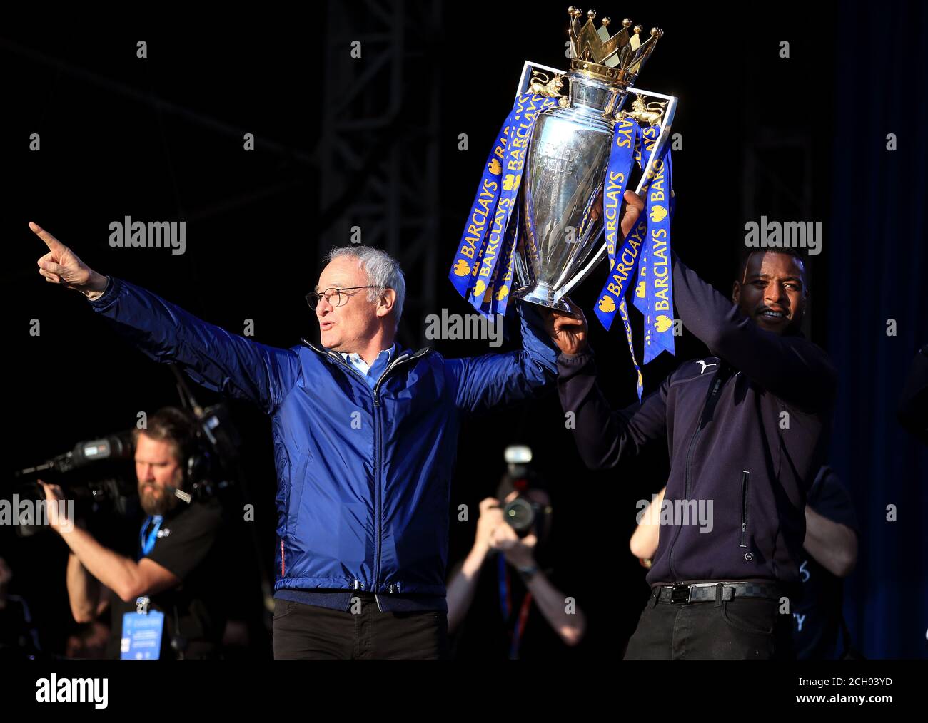 Claudio Ranieri, directeur de Leicester City, et le capitaine Wes ...