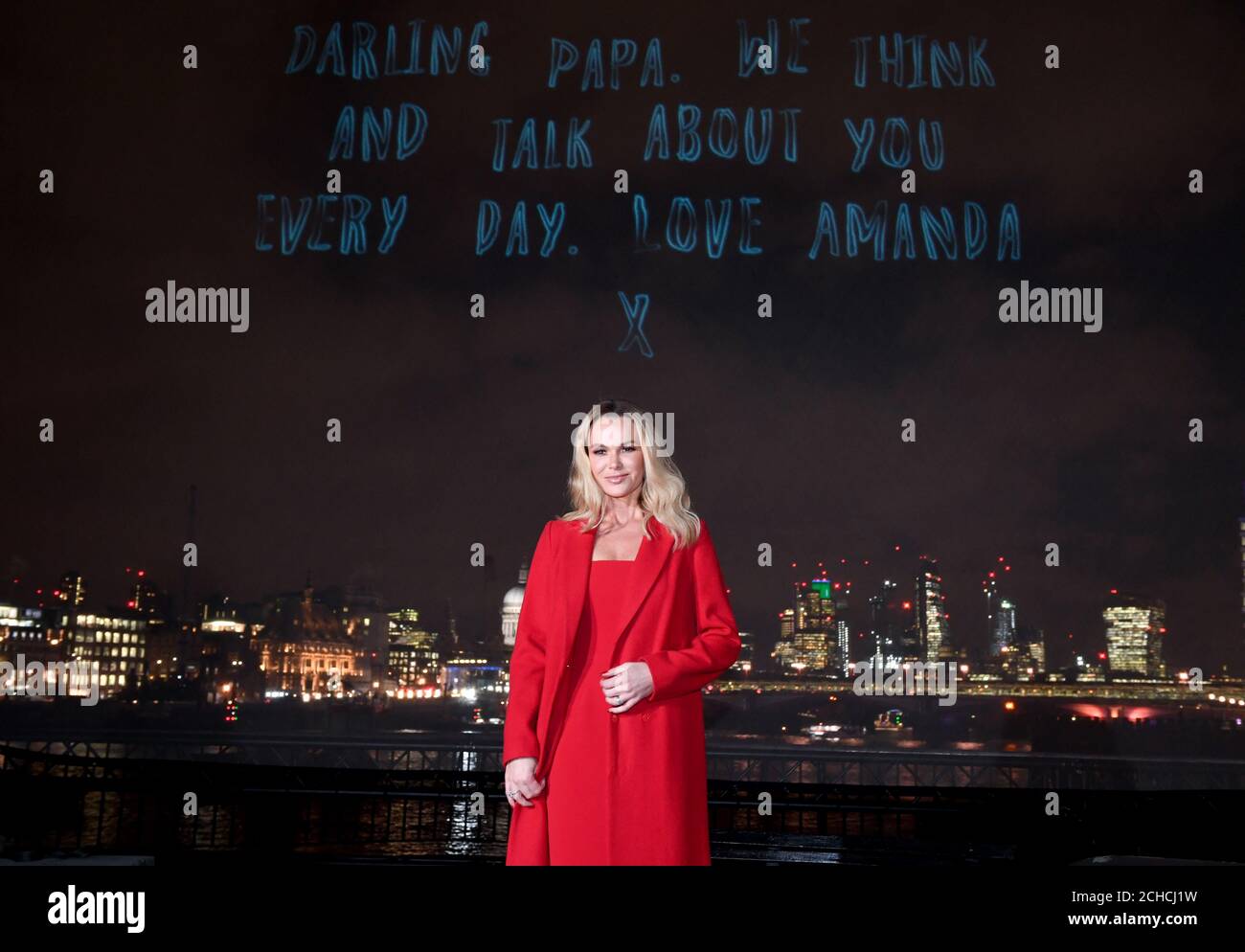 Amanda holden lance la campagne npowers light sky Banque de ...