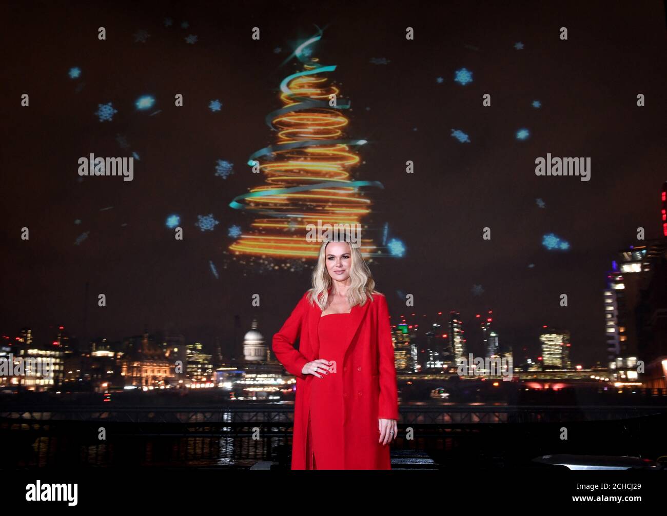 Amanda holden lance la campagne npowers light sky Banque de ...