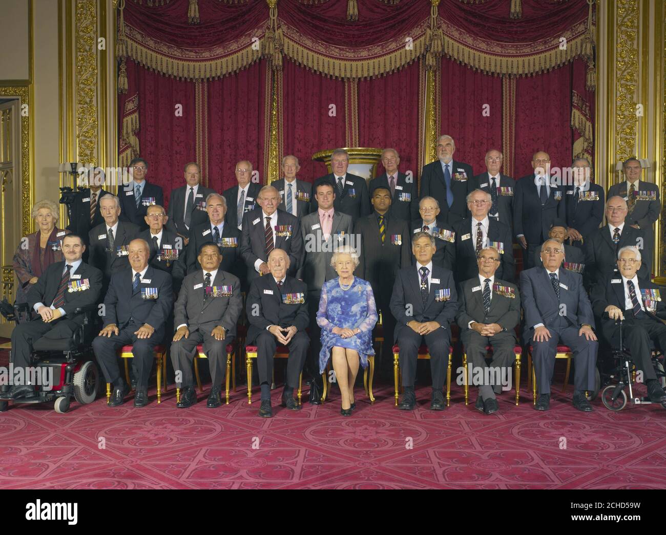 La Reine se joint aux membres de la Victoria Cross and George Cross ...