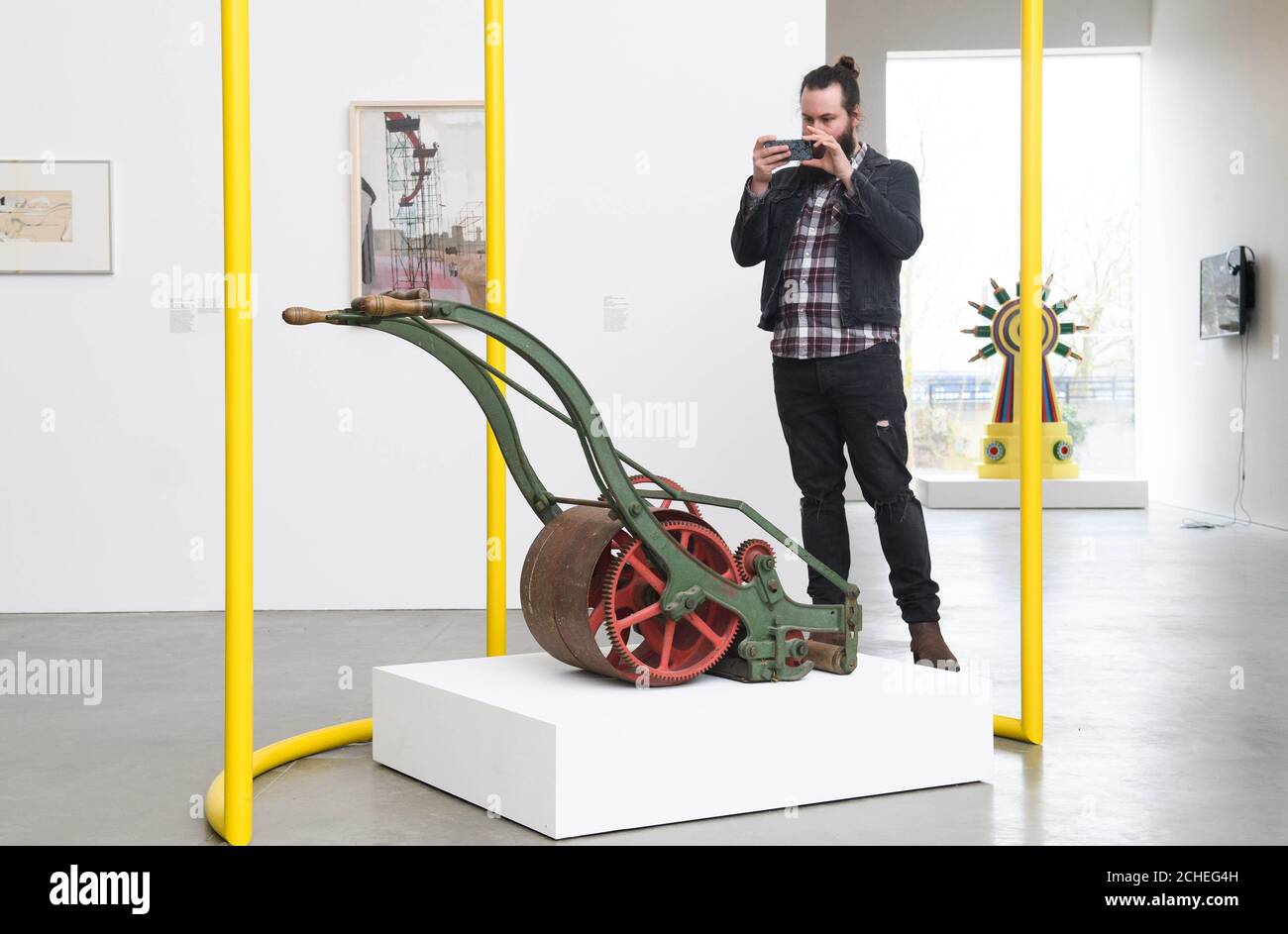 USAGE ÉDITORIAL SEUL UN visiteur prend une photo de la tondeuse à ...