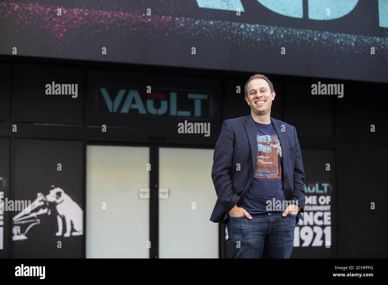 A USAGE ÉDITORIAL EXCLUSIF propriétaire de hmv Doug Putman avant le ...