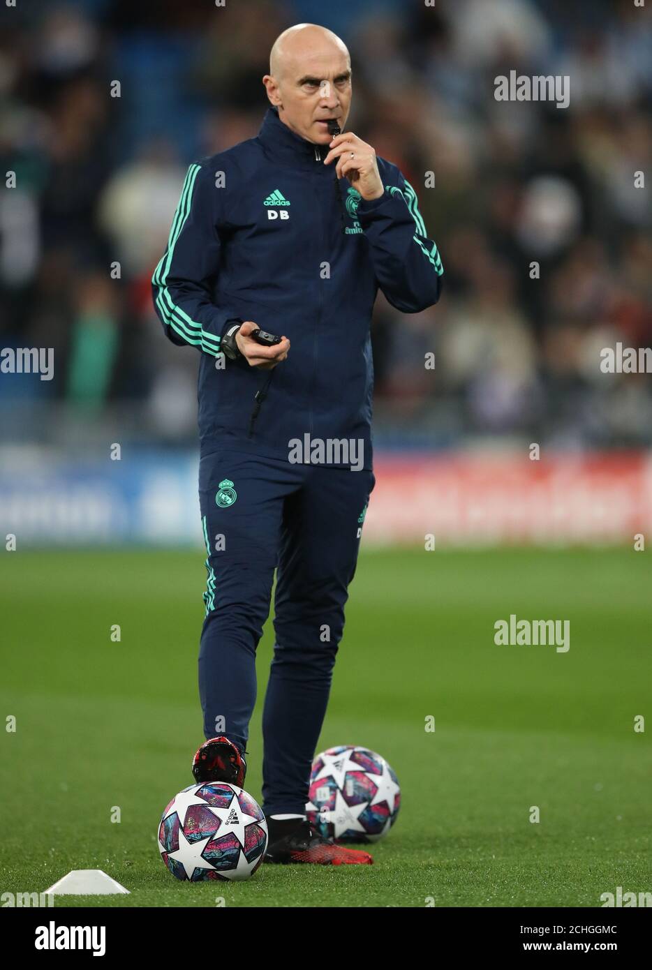 David Bettoni, l'assistant d'entraînement du Real Madrid, réchauffe les ...