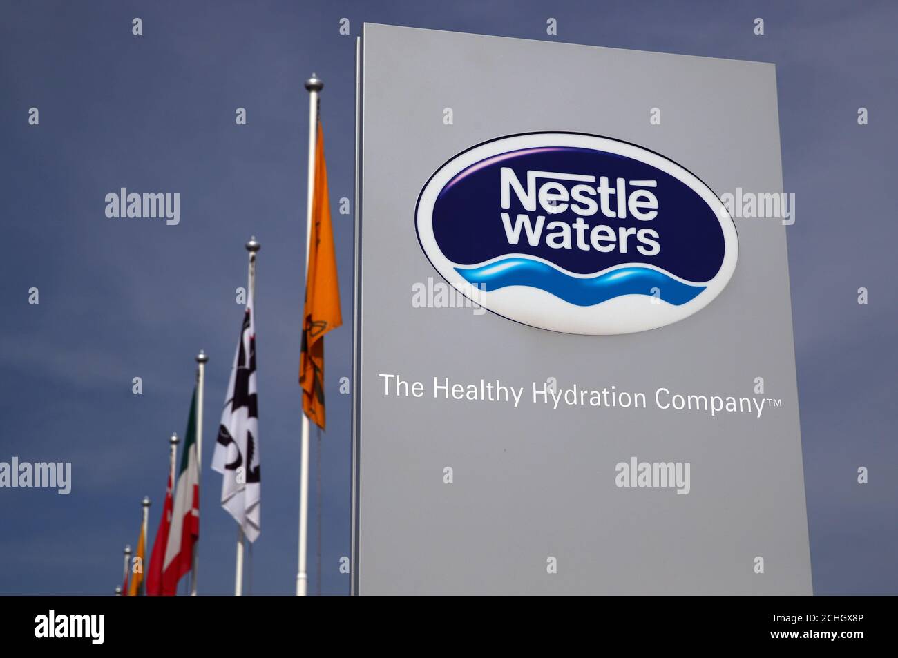 Nestle logo sign Banque de photographies et d’images à haute résolution ...