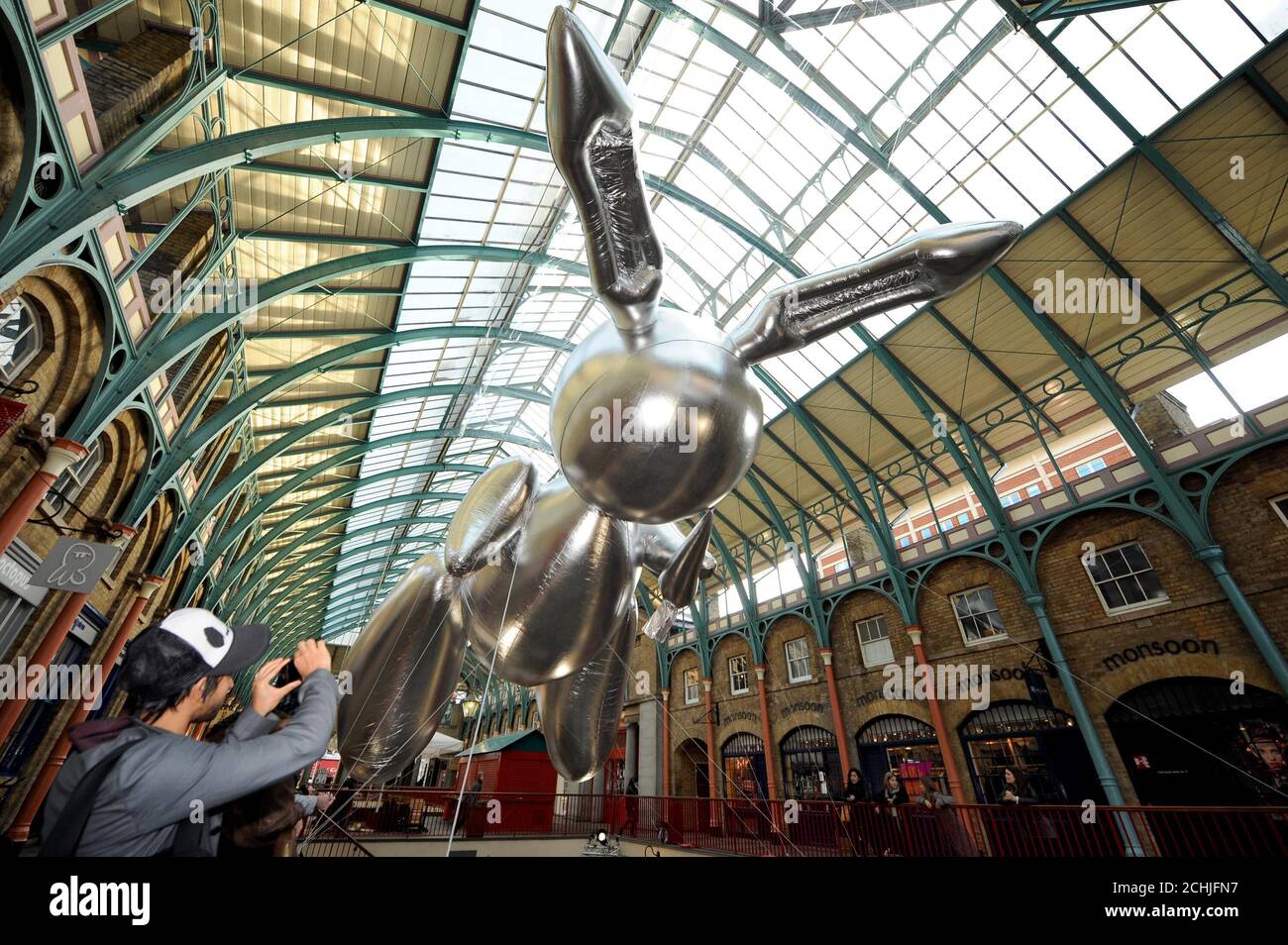 Le ballon de lapin géant de 53 pieds de l'artiste Jeff Koons est exposé ...