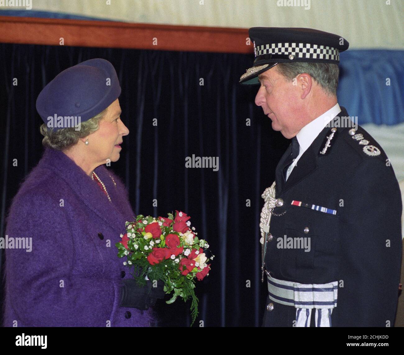 Sir Peter Imbert aux côtés de la reine Elizabeth II, qui a ...