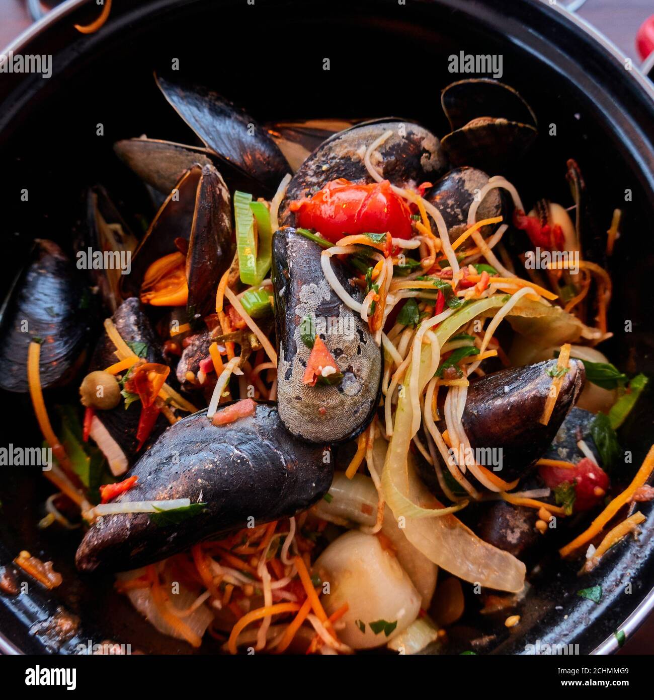 How to cut the vegetables into julienne strips Banque de photographies ...