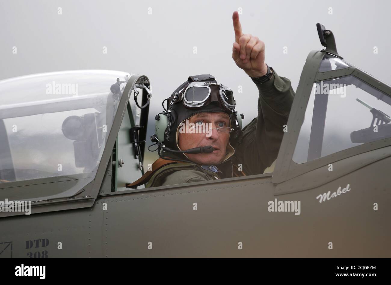 Spitfire pilot in cockpit Banque de photographies et d’images à haute ...
