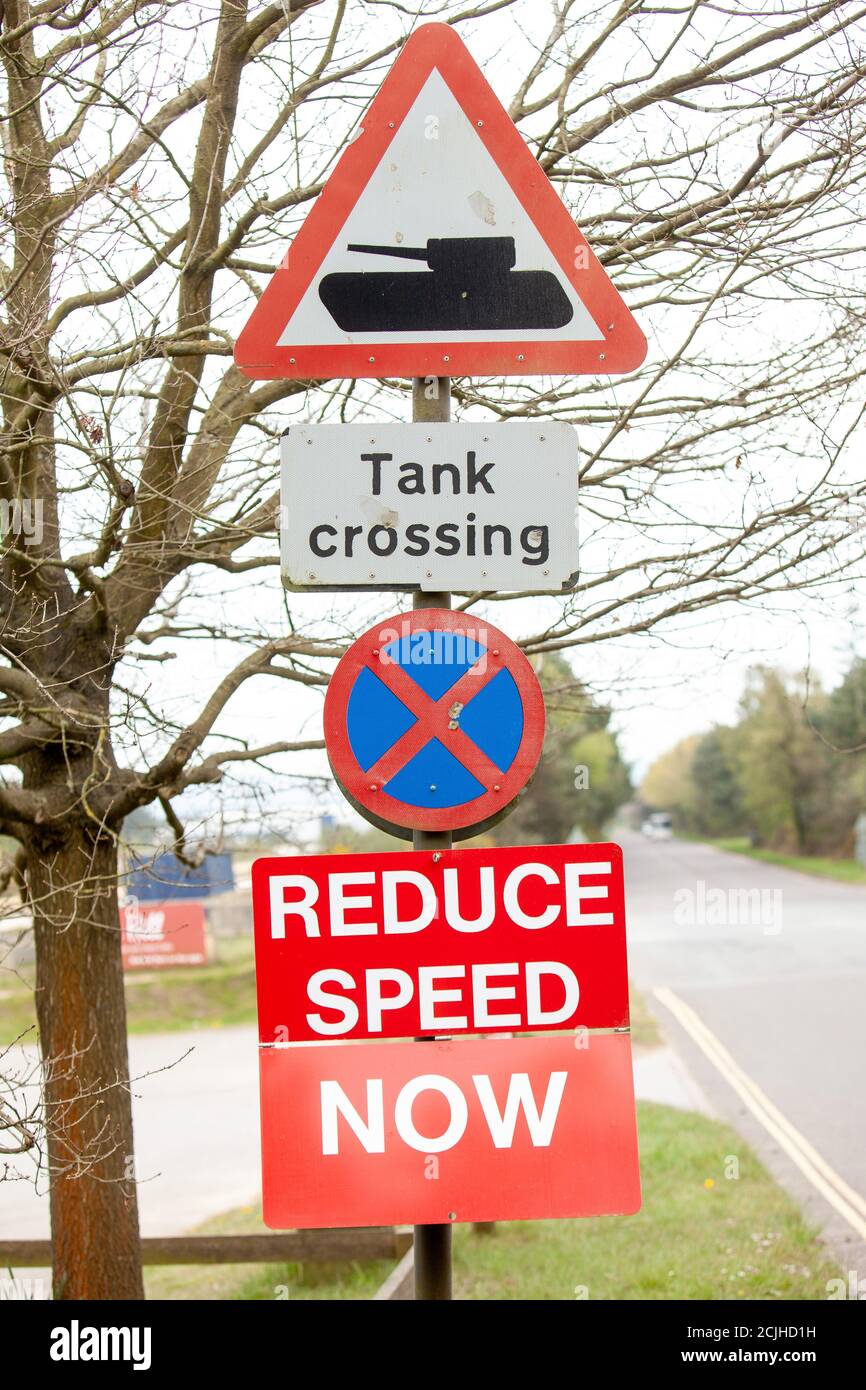Road sign warning tanks crossing Banque de photographies et d’images à ...