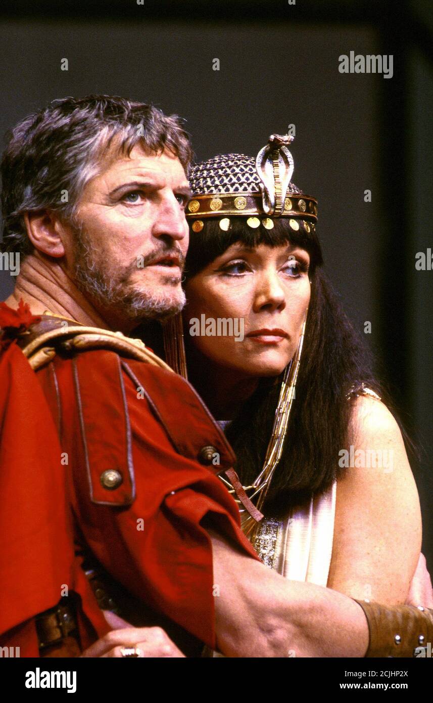 Denis Quilley (Antony), Diana Rigg (Cleopatra) à ANTONY ET CLEOPATRA ...