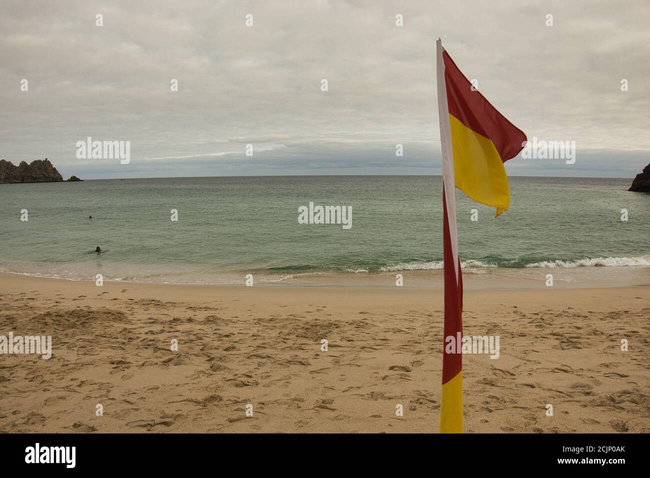 Drapeau rouge et jaune sur la plage Banque de photographies et d’images ...