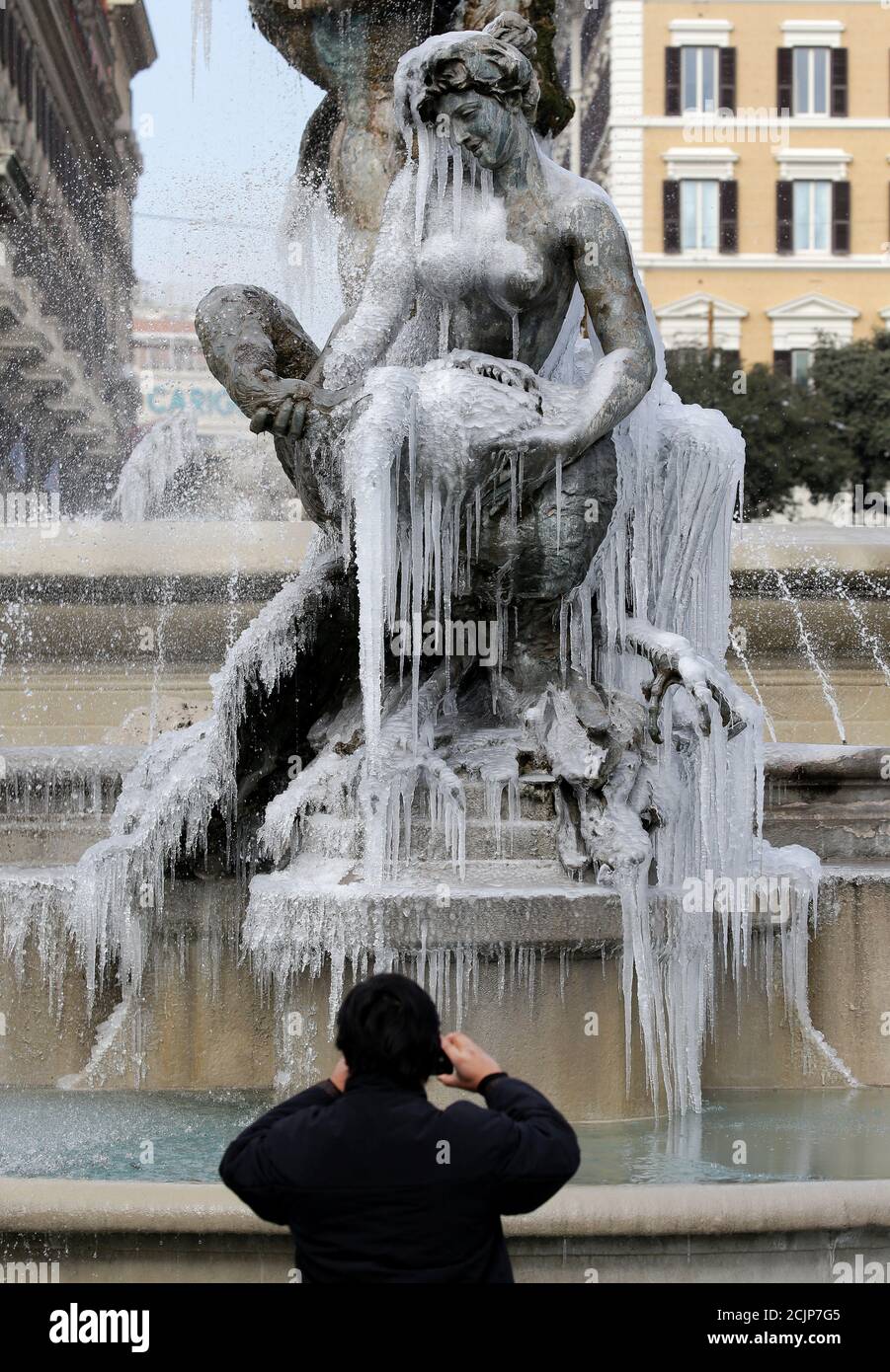 Homme devant une fontaine a rome Banque de photographies et d’images à ...