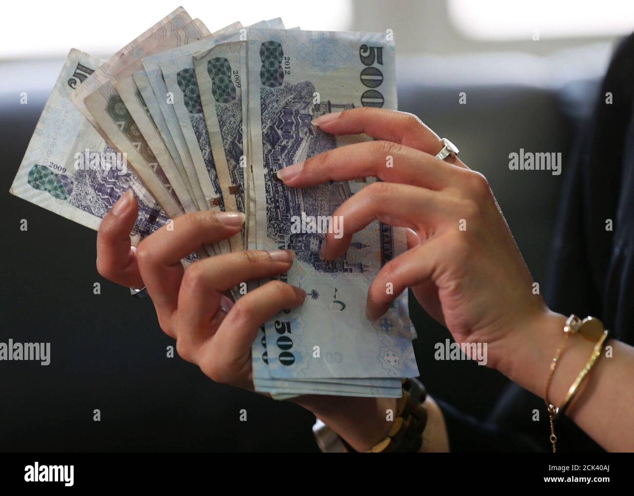 Saudi arabia money banknotes Banque de photographies et d’images à ...